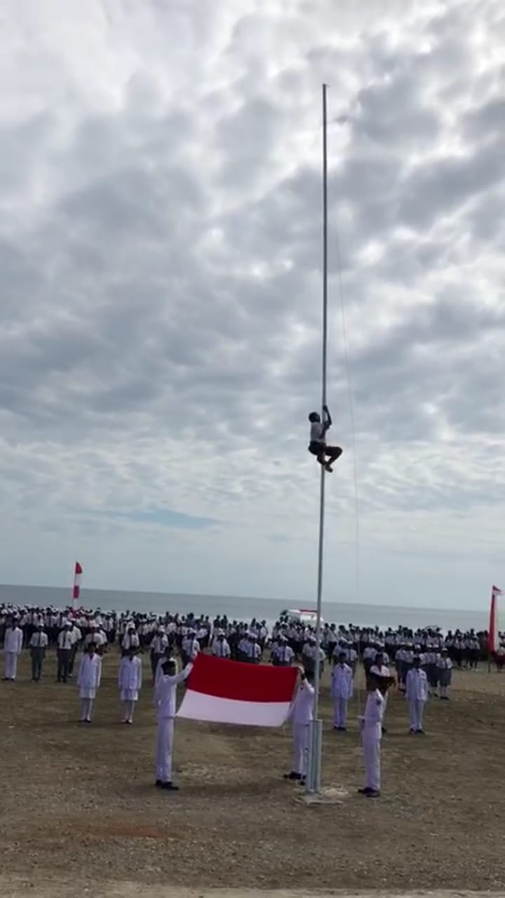 Aksi Heroik Siswa SMP NTT Sambung Tali Penggerek Bendera